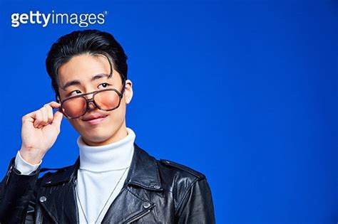 멋 컨셉 패셔너블 패션 가죽재킷 재킷 레트로스타일 컨셉 개구쟁이 뉴트로 트렌드 청년문화 주제 터프 컨셉 이미지 Jv12542137