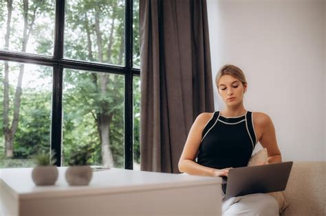 Молодая красивая женщина копирайтер печатает тексты и блоги в просторном светлом офисе на своем