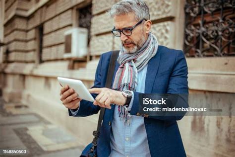 디지털 태블릿에 독서 안경을 사용 하 여 세련 된 수석 남자 노인에 대한 스톡 사진 및 기타 이미지 노인 오래된 턱수염 Istock