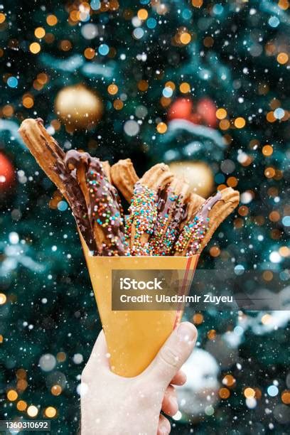 겨울 눈 시장에서 손에 츄로스 와플 츄로스 멕시코 길거리 음식 디저트 패스트 푸드 과자 크리스마스 박람회 쿠키 추로스에 대한 스톡 사진 및 기타 이미지 Istock
