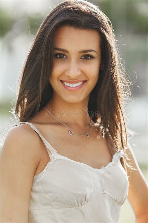 Mooie Jonge Vrouw Stock Foto Image Of Gelukkig Brunette 152414030