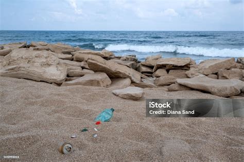 휴일 제작자가 남긴 해변의 쓰레기 환경 오염 개념 그림 모래 바다 하늘 및 재활용 쓰레기 생태학 환경 피해에 해를 끼칩니다 폐기물을 재사용 가능한 재료로 변환하십시오 0명에