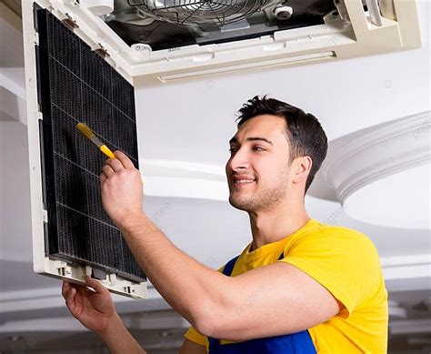 수리공 수리 천장 에어컨 유닛 수리공 천장 에어컨 유닛 수리 벡터 배경 및 무료 다운로드를위한 그림 Pngtree