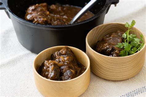 ダッチオーブンで煮込もう！牛塊肉の黒ビール煮込み 料理・レシピ 【be Pal】キャンプ、アウトドア、自然派生活の情報源ビーパル