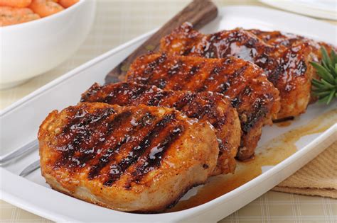 釉面在盘子上的烤的猪肉里脊