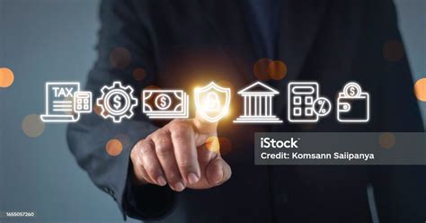 사업가는 아이콘 금융 및 지불 디지털 마케팅을 보여줍니다 금융 및 은행 네트워킹 보안 아이콘 고객 네트워크 연결 사이버 보안 비즈니스 금융 기술 개념에 대한 스톡 사진 및