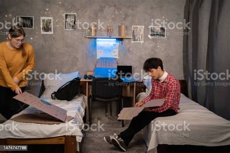 기숙사에 있는 십대들이 오염과 지구 온난화에 항의하는 현수막을 준비하고 있다 행성 지구를 구하기 위한 항의 의 배너 쓰기 행성 B는 없다 18 19세에 대한 스톡 사진 및