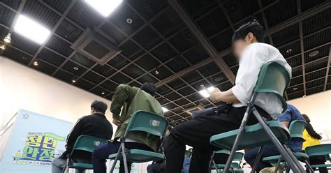 면접 기다리는 구직자들