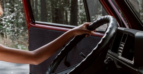 有关户外 乘客 休閒 側面圖 內部 公路旅行 冒險 勘探 司機 夏天 女司机 娛樂 巷道 开门 掌舵 探險家 放鬆 方向盤 旅程 旅行 景觀 晴天