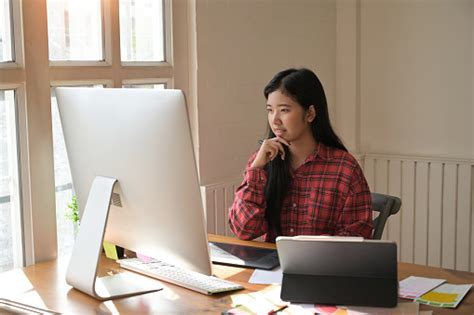 책상에 펜으로 그래픽 디자이너 및 색상 견본 젊은 여자 그리기 그리기에 대한 스톡 사진 및 기타 이미지 그리기 데스크탑