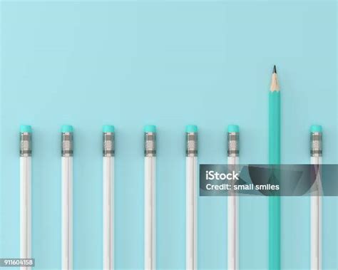 파란 연필 고 블루 파스텔 바탕에 흰색 연필 최소한의 창조적인 개념입니다 비즈니스 리더십에 대 한 생각이 다른 생각 고풍스런에 대한 스톡 사진 및 기타 이미지 Istock