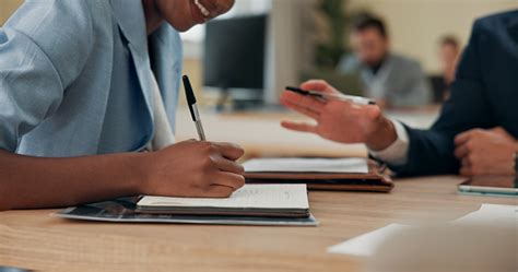 손 비즈니스 및 여성은 일정 업데이트 의제 알림 또는 체크리스트 노트의 회의에서 작성합니다 여성 관리자 및 계획 프로젝트 아이디어 및 피드백 보고서 정보를 위한 노트북 20