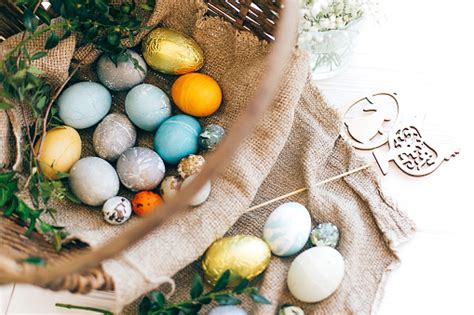 세련 된 부활절 달걀과 녹색 간단한 나무 토끼와 치킨 장식과 흰색 나무 배경에 고리 버들 바구니에 가지를 가슴 행복 한 부활절 편평한 누워 4월에 대한 스톡 사진 및 기타