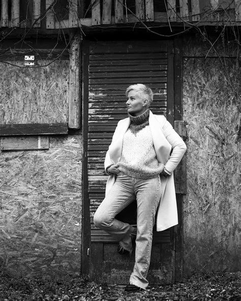 무료 사진 흰색 코트 스웨터와 청바지를 입고 포즈를 취하는 사진 모델