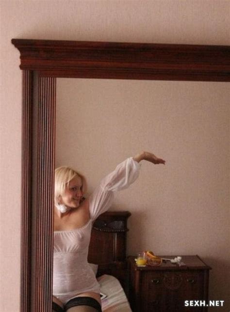 Белокурая милфа танцует стриптиз дома Pic