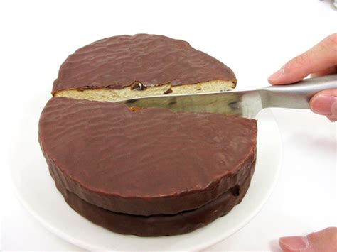 【夢のお菓子】通常の75倍の「大きくなったチョコパイ」がデカすぎィィィ！ チョコパイニストみんなでパーティーしようぜ ロケットニュース24