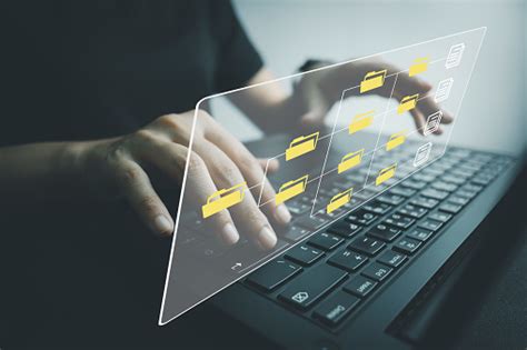 노트북을 사용하여 임원 관리 파일 문서 관리 시스템 온라인 문서 데이터베이스 관리 시스템을 관리하는 자동화 된 프로세스 Erp 기업 효율적인 비즈니스 기술 검색에 대한 스톡