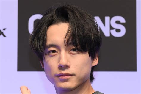 坂口健太郎が金髪×黒スーツ姿でミラノに降臨！鍛えた胸筋を披露し「直視できない」「存在自体がアート」の声 プラダのファッションショーに出席 1か月あたりのファッション＆美容費用も紹介