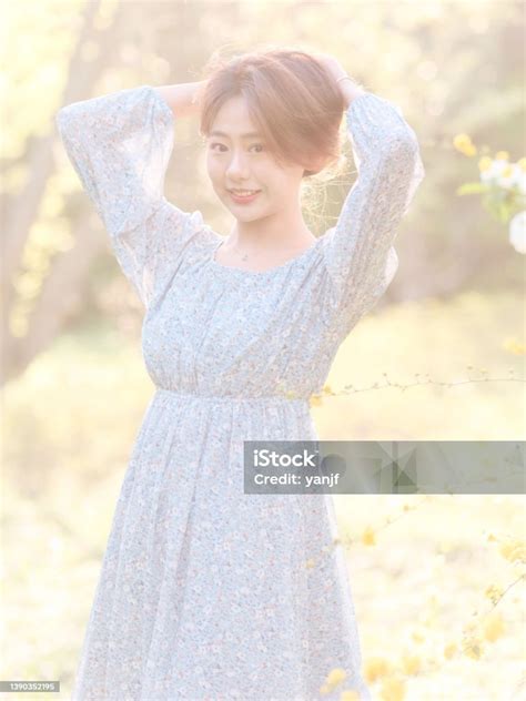 드레스를 입은 우아한 중국 소녀의 초상화는 화창한 날에 숲 공원에서 평온한 시간을 즐깁니다 매력적인 젊은 중국 쾌활한 세련된 여성의 야외 패션 초상화 20 29세에 대한