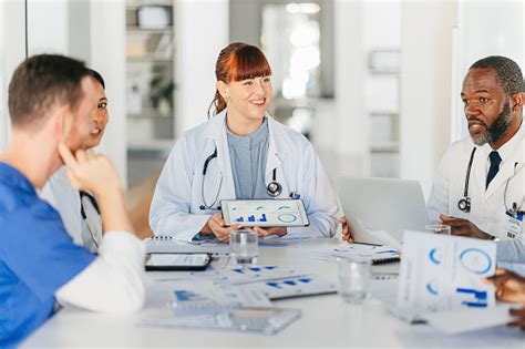 의학 건강 관리 및 회의 프리젠 테이션 또는 회의실에 앉아있는 의사 간호사 및 팀과의 협력 교육 워크샵에서 의료 그룹과 함께 계획 전략 및 팀워크 건강관리와 의술에 대한