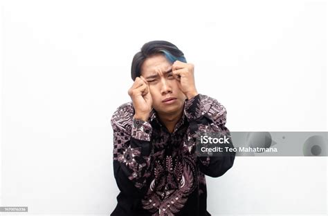 슬픈 울음 바틱 셔츠를 입은 매력적인 아시아 남자 울음 몸짓과 눈물 닦기 결정에 대한 스톡 사진 및 기타 이미지 결정 고급