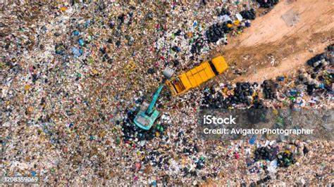 생태계와 건강한 환경 개념과 배경 쓰레기 더미쓰레기 덤프 또는 매립지 공중보기 쓰레기 트럭은 매립지에 쓰레기를 내리고 지구 온난화 쓰레기 매립지에 대한 스톡 사진 및 기타