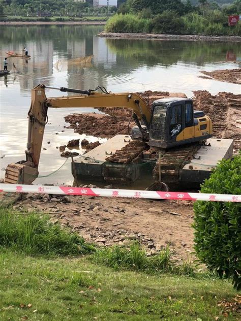梧州市玫瑰湖湖水干枯漏出湖底市民下湖捞田螺原因是 腾讯新闻