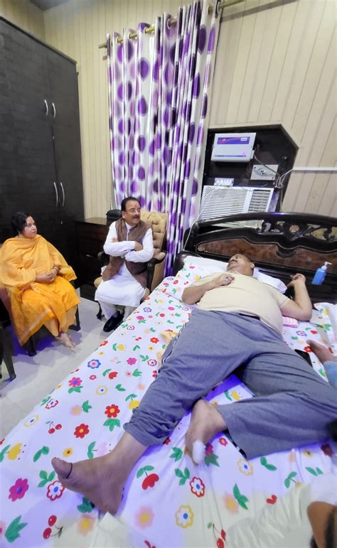 सुरेश गंगवार का हाल जानने आवास पर पहुंचे केंद्रीय रक्षा राज्य मंत्री