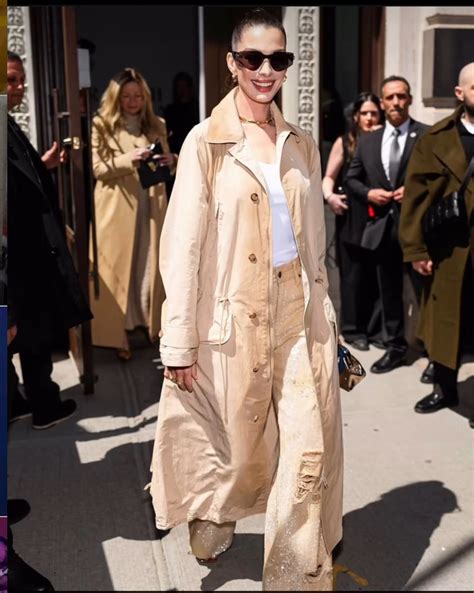 Anne Hathaway Attended The Ralph Lauren Fw 25 Show In A Khaki Trench