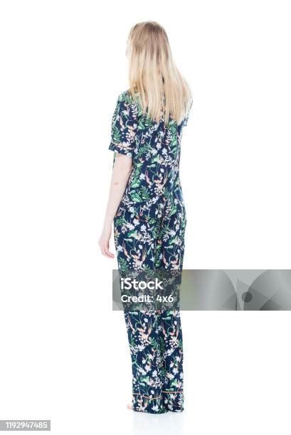 후면보기 전체 길이 2029세 성인 미모 코 카 서 스 여성 젊은 여성 입고 잠 옷을 입고 휴대 전화를 들고 스마트폰 문자 메시지 사용 20 24세에 대한 스톡 사진 및