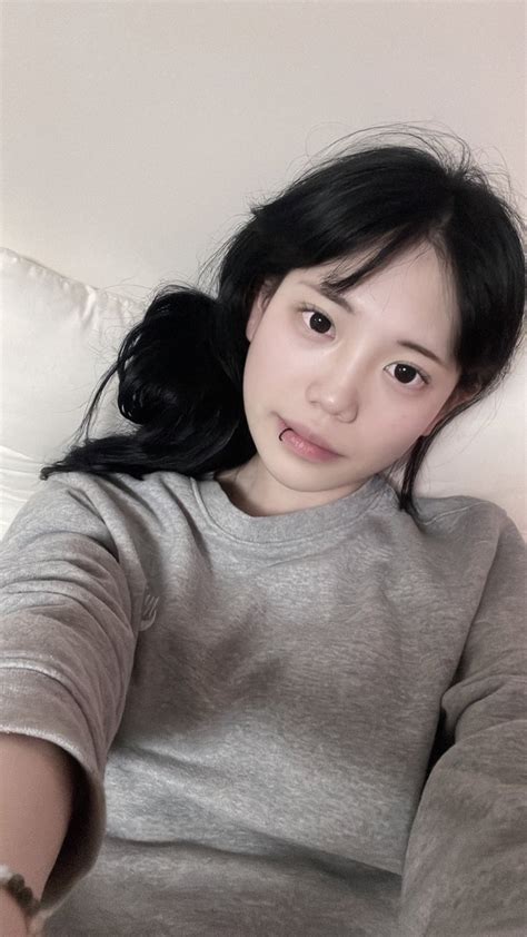 문득 내 자신이 은교같다는 생각이 들었다 로미나르도 로미프리오 Romi Kim