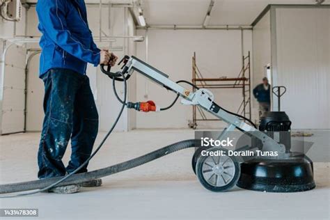 공장에서 기계 연마 표면 바닥 평활화 및 마무리 경화제 또는 에폭시 콘크리트를 사용하는 건설 노동자 바닥재에 대한 스톡 사진 및 기타 이미지 Istock