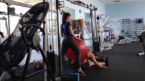 Девушка тренер дает жару в спортзале Youtube