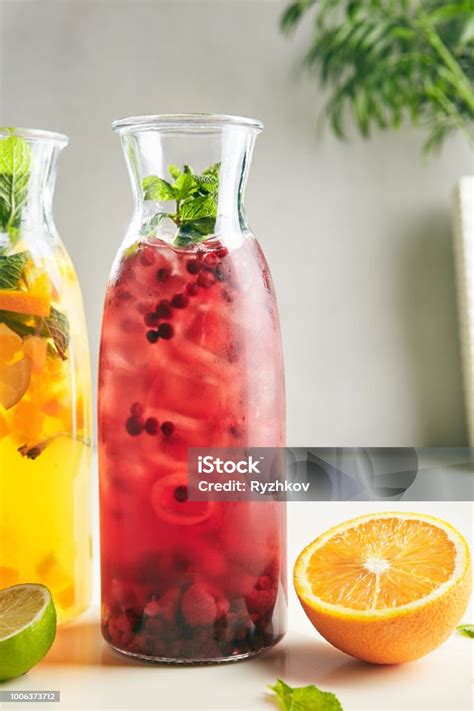 베리 상그리아 와인 아이스 티 칵테일 펀치 또는 키 큰 병에 설탕에 절인 과일 과일에 대한 스톡 사진 및 기타 이미지 과일 병 자두 Istock