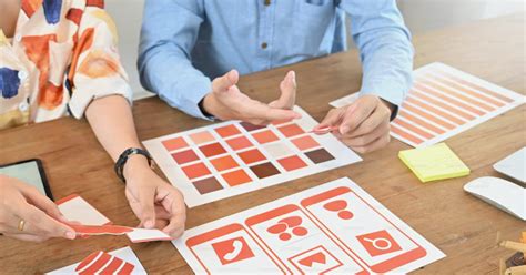 Uxui 개발자 팀의 자른 이미지는 나무 작업 책상에서 함께 작업하고 있습니다 사진 Unsplash의 태국 이미지