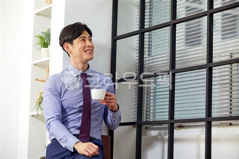 카페 회사원 커피 한국인 음악 사진이미지일러스트캘리그라피 포토비작가