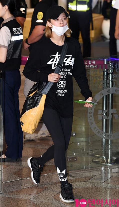 Ten Photo트와이스 정연 올블랙 시크한 공항패션 텐아시아