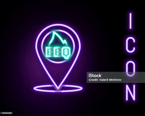 빛나는 네온 라인 지도 포인터는 검은색 배경에 분리된 바베큐 아이콘입니다 불 불꽃 아이콘입니다 바베큐 및 바베큐 그릴 기호입니다 다채로운 개요 개념입니다 벡터 고기에 대한