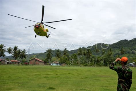 Distribusi Bantuan Logistik Dengan Helikopter Antara Foto