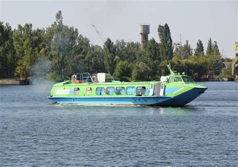 Річковий трамвайчик на «дорозі життя»