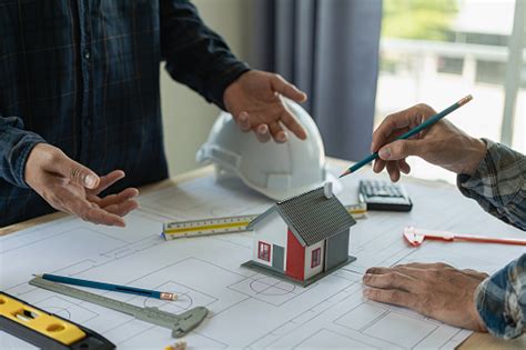 건축가 청사진 계획 작업을 하는 설계 엔지니어 건설 개념 두 명의 사업가 건설 현장 엔지니어 파트너가 상호 작용하는 작업 중인 엔지니어링 개체 건물의 층에 대한 스톡 사진