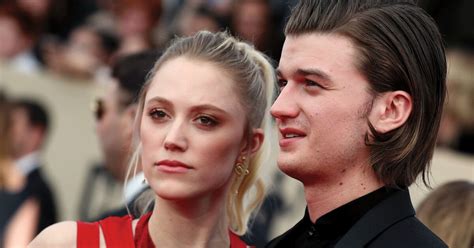 Maika Monroe Y Joe Kerry Son La Pareja Más Cool En Los Sag Awards