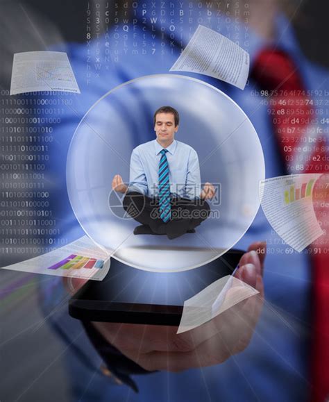 在数字信息超载中保持平衡生意人跟高清图片下载 正版图片504752256 摄图网
