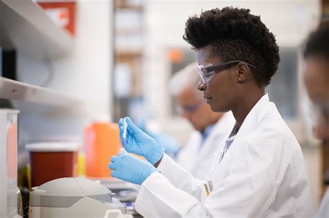 실험실 스톡 사진에서 파이펫을 사용하는 아프리카계 미국인 여성 30 34세에 대한 스톡 사진 및 기타 이미지 30 34세