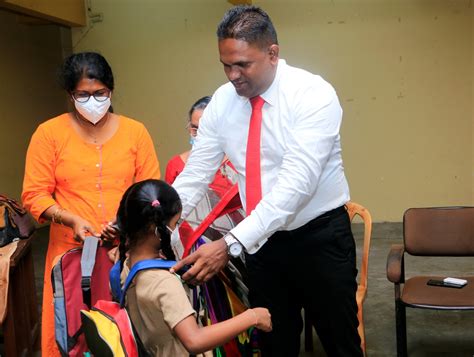 ආර්ථික අපහසුතා සහිත පවුල්වල දරුවන්ට පාසල් උපකරණ ලබා දීමේ වැඩසටහන්