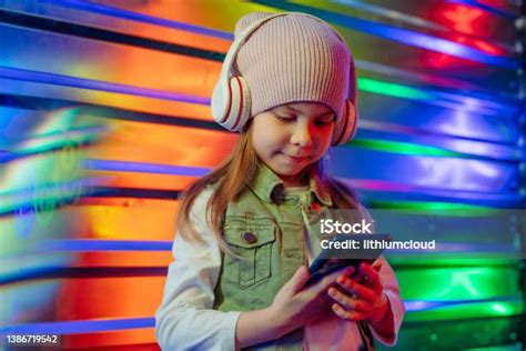 화려한 네온에 스마트 폰을 사용하여 헤드폰을 착용 어린 소녀 게이머에 대한 스톡 사진 및 기타 이미지 게이머 모자 모자류 소녀 Istock