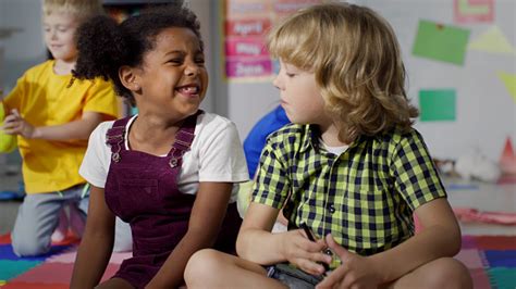 사랑스럽고 다양한 아이들이 유치원 놀이방의 바닥에 앉아 이야기하고 포옹한다 2명에 대한 스톡 사진 및 기타 이미지 2명 개발 교실 Istock