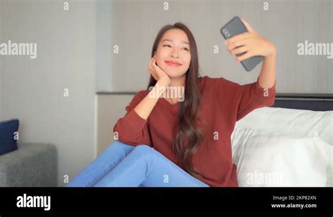 Selfy Photographs Stock Videos And Footage Hd And 4k Video Clips Alamy
