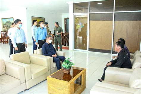 លោក គួច ចំរើន ផ្តល់ថវិកាលើកទឹកចិត្តដល់ប្រជានេសាទដែលបានជួយសង្គ្រោះ