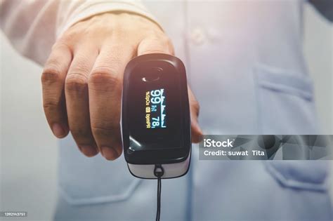 맥박수를 측정하기 위해 맥박 산소 측정기 장치를 사용하는 의사 건강 검진에 대한 스톡 사진 및 기타 이미지 건강 검진 건강 진단 건강관리와 의술 Istock